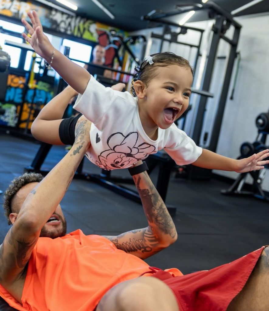Neymar interage com os amigos o seu tratamento de fisioterapia