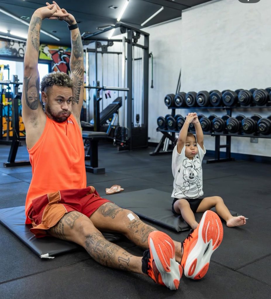 Neymar interage com os amigos o seu tratamento de fisioterapia